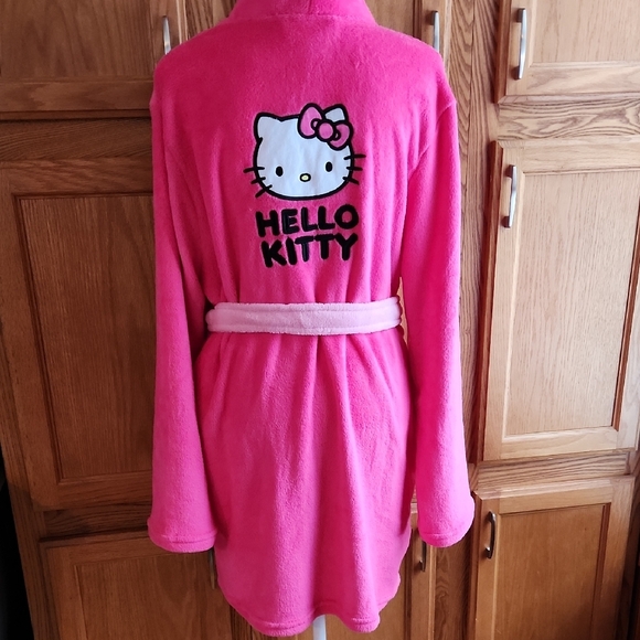 Hello Kitty | Intimates & Sleepwear | Hello Kitty Pink Plush Robe Nwt ...